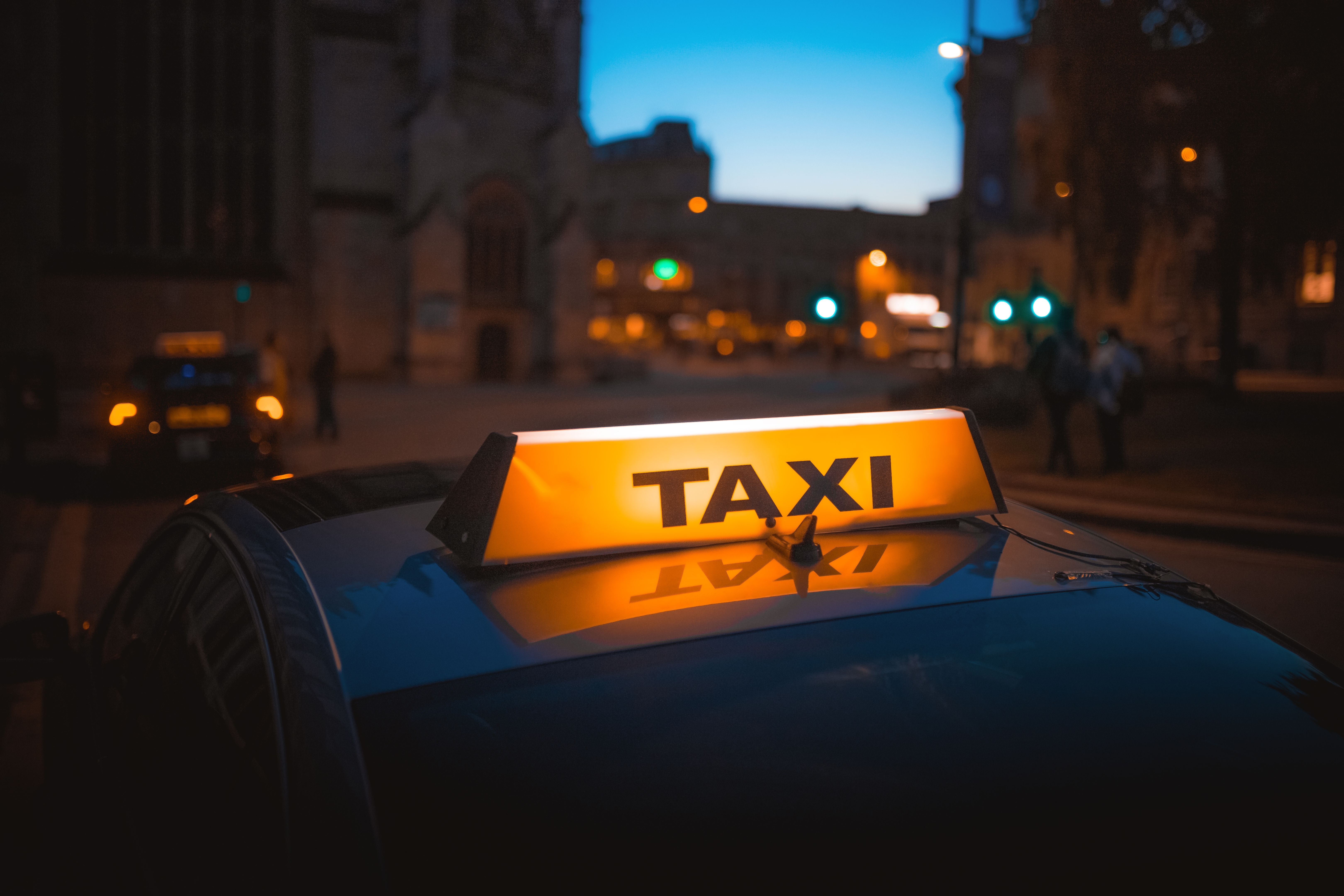 Top Tips for Booking Late Night Taxi Services Near You