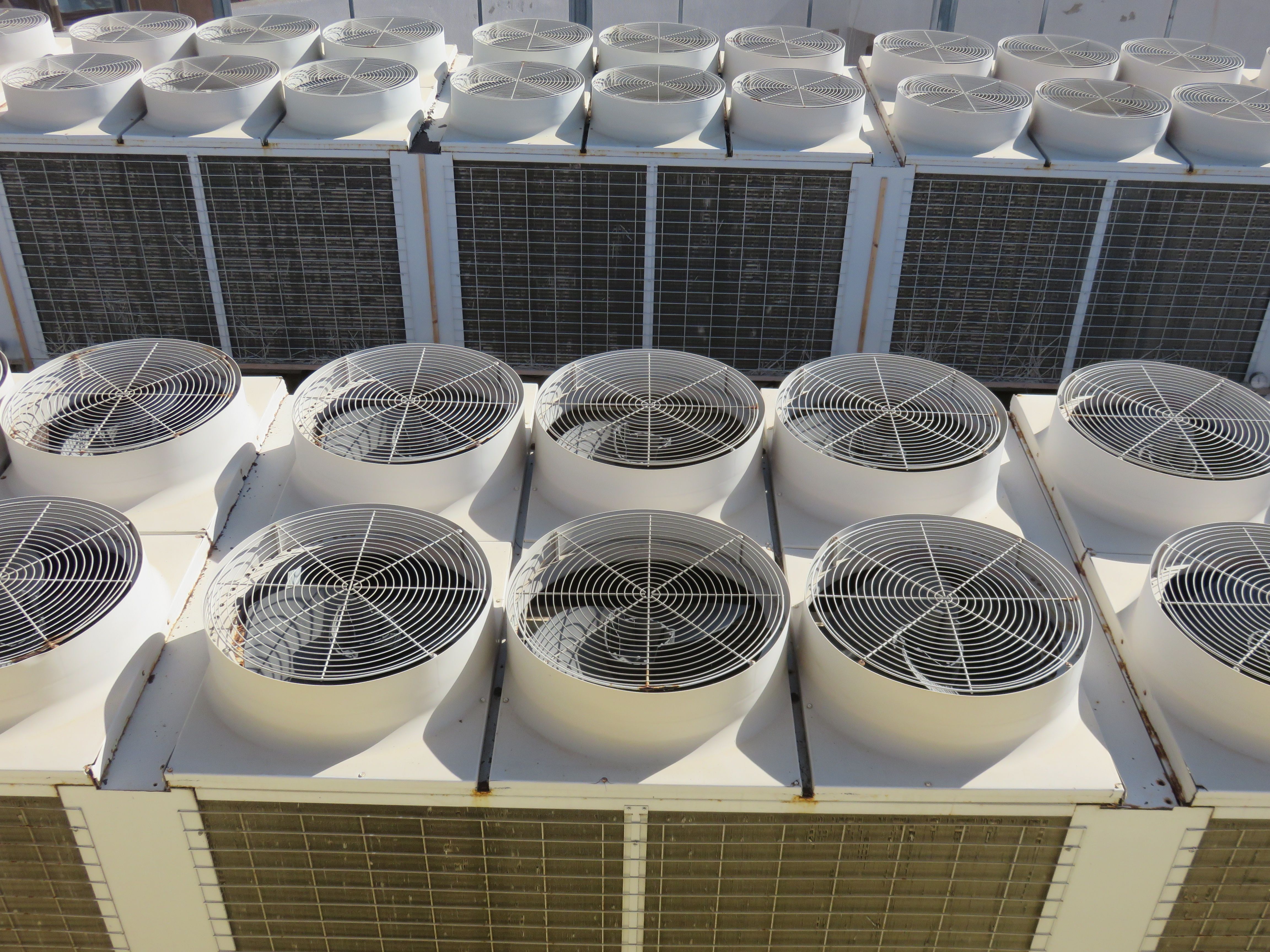 Understanding Industrial Refrigeration: Air-Cooled Modular Chiller Units