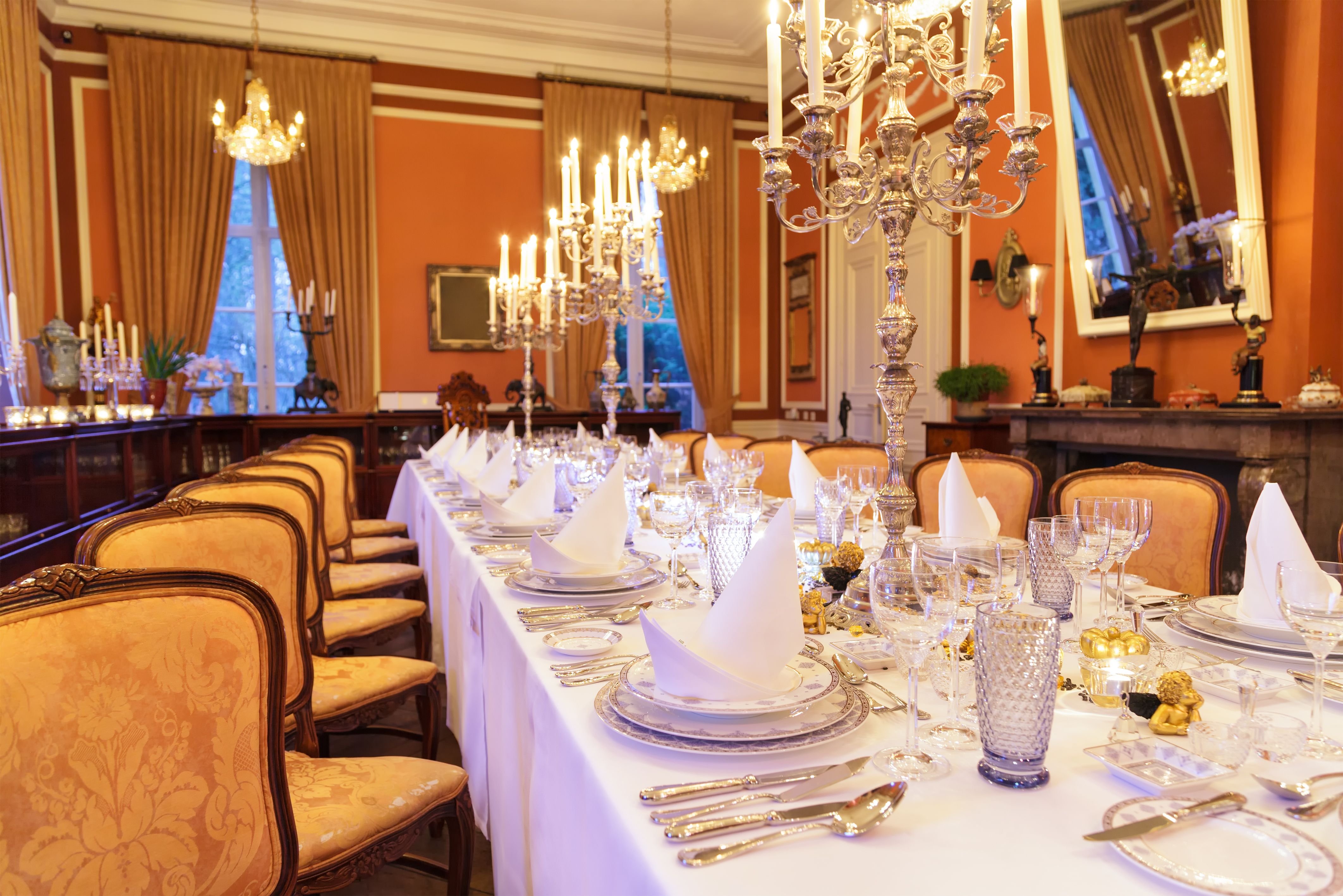 Hosting a Gilded Age-Themed Dinner: Elegance and Opulence