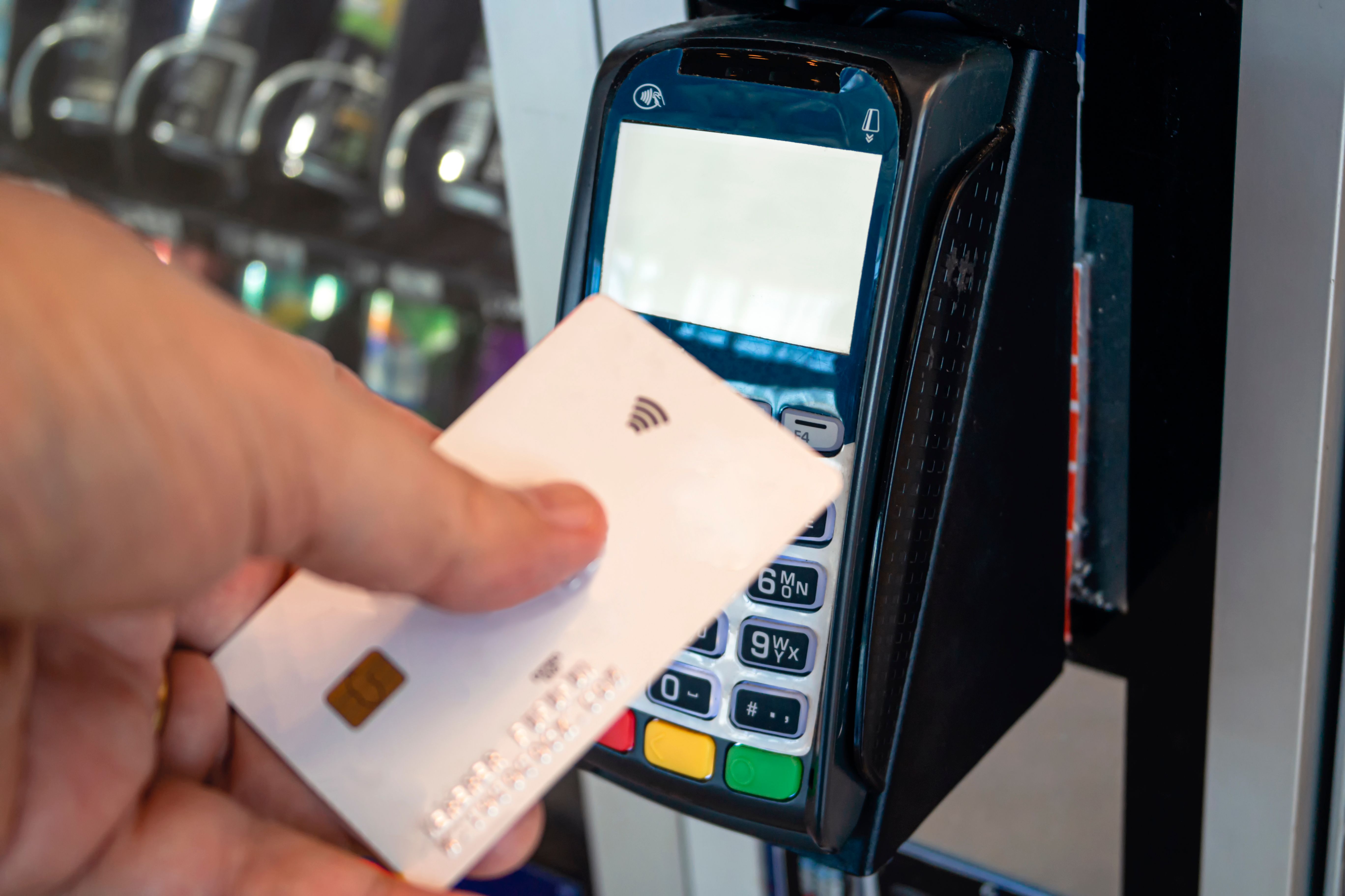 Top Vending Machine Trends: Embracing Cashless Payments and AI