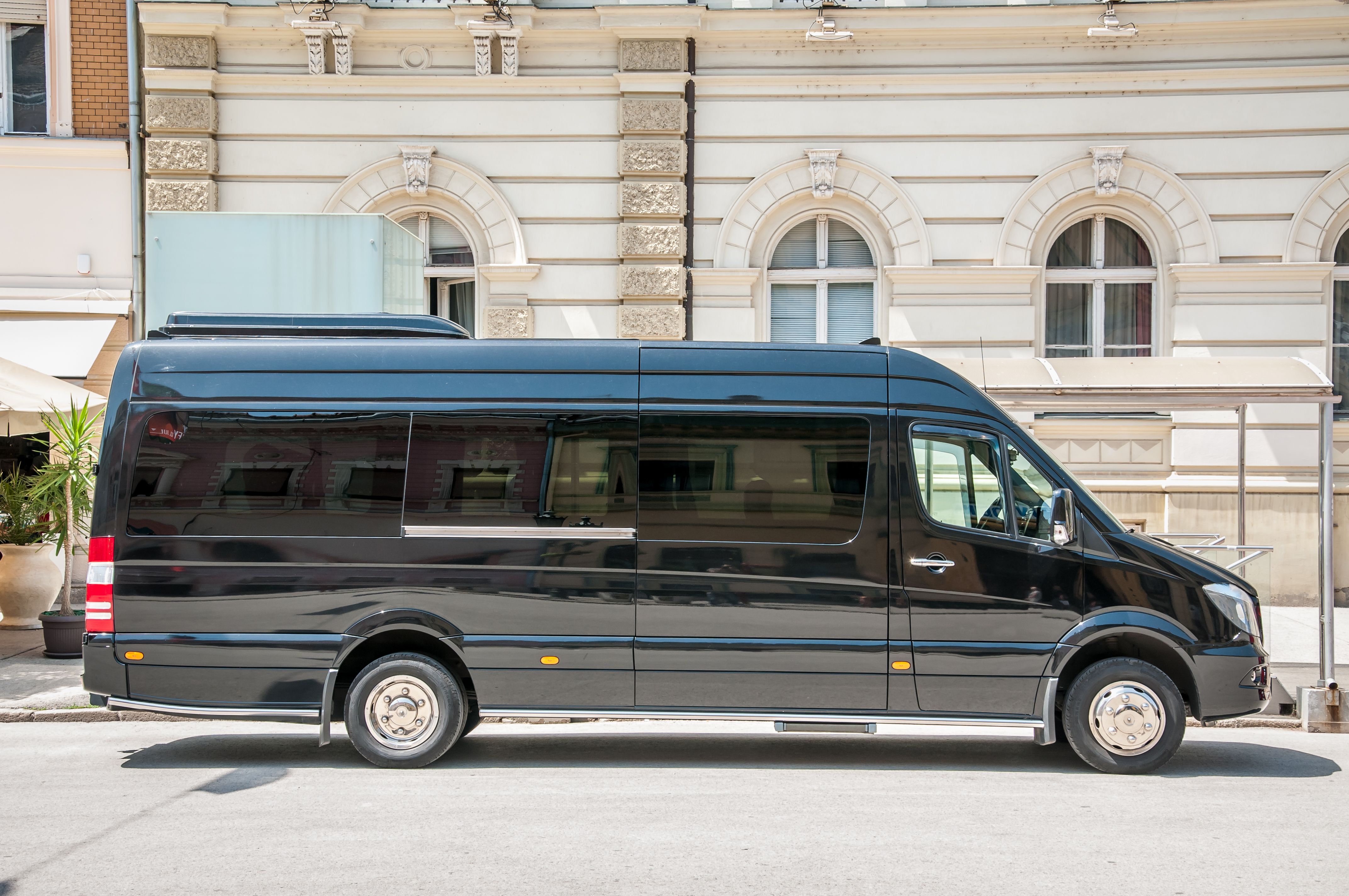 5 Reasons a Luxury Van Rental is Perfect for Business Travelers